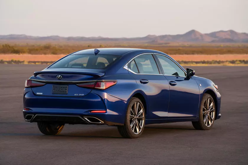 2019-2020 Lexus ES заден аголен поглед