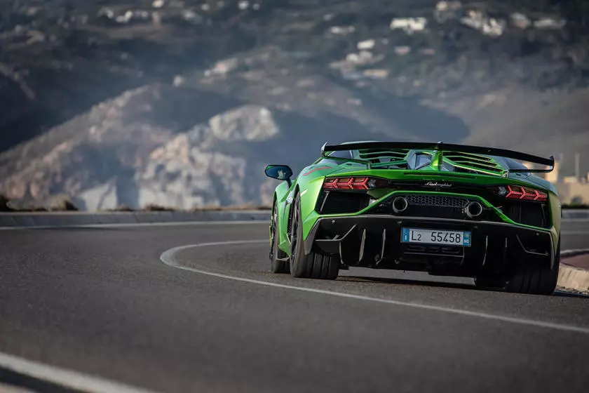 Vista posteriore della Lamborghini Aventador SVJ 2019