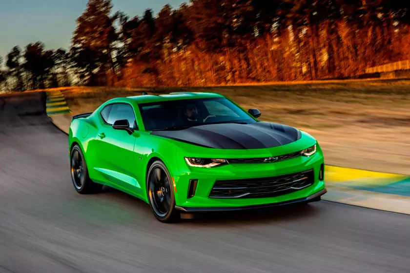 2016-2018 Chevrolet Camaro Coupe хәрәкәттә фронт ягы