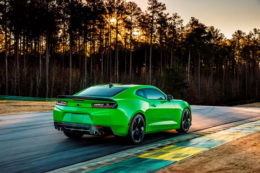 2016-2018 Chevrolet Camaro Coupe មុំខាងក្រោយក្នុងចលនា