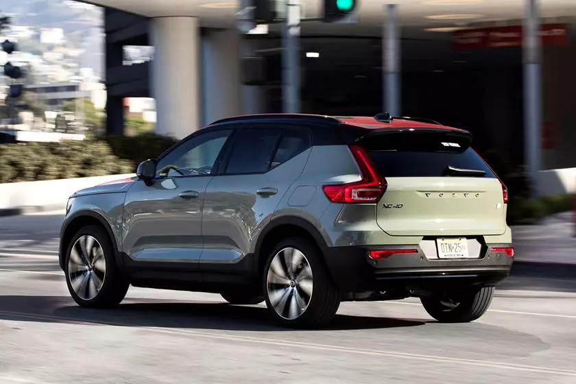 2021-2022 Volvo XC40 EV Vožnja zadaj v perspektivi