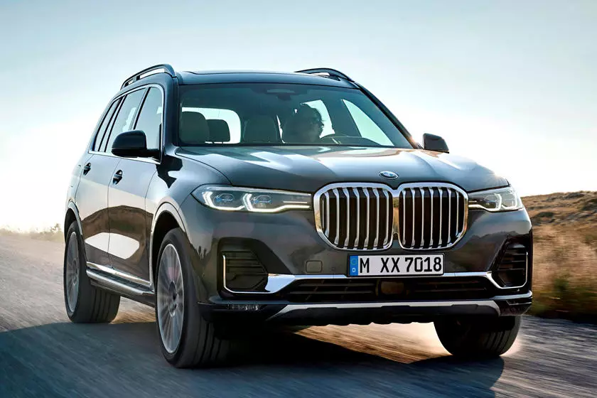 2019-2020 BMW X7 फ्रंट व्ह्यू ड्रायव्हिंग