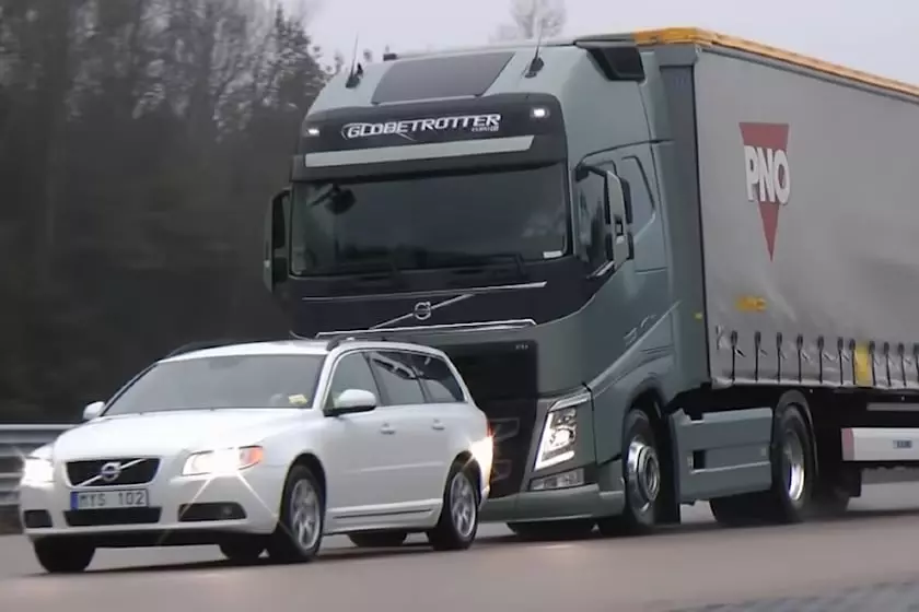 Страшният краш тест на Volvo показва защо колите му са толкова безопасни 26738_1