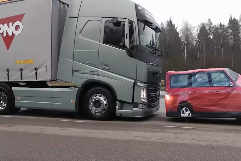 Страшният краш тест на Volvo показва защо колите му са толкова безопасни 26738_3
