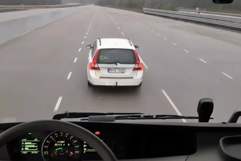 Страшният краш тест на Volvo показва защо колите му са толкова безопасни 26738_5