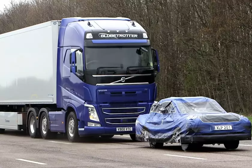 Страшният краш тест на Volvo показва защо колите му са толкова безопасни 26738_6
