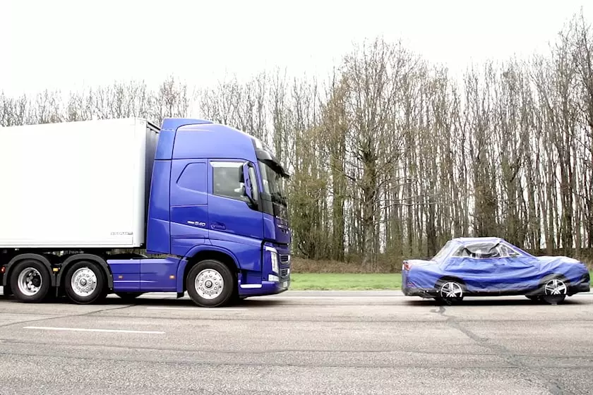 Страшният краш тест на Volvo показва защо колите му са толкова безопасни 26738_8