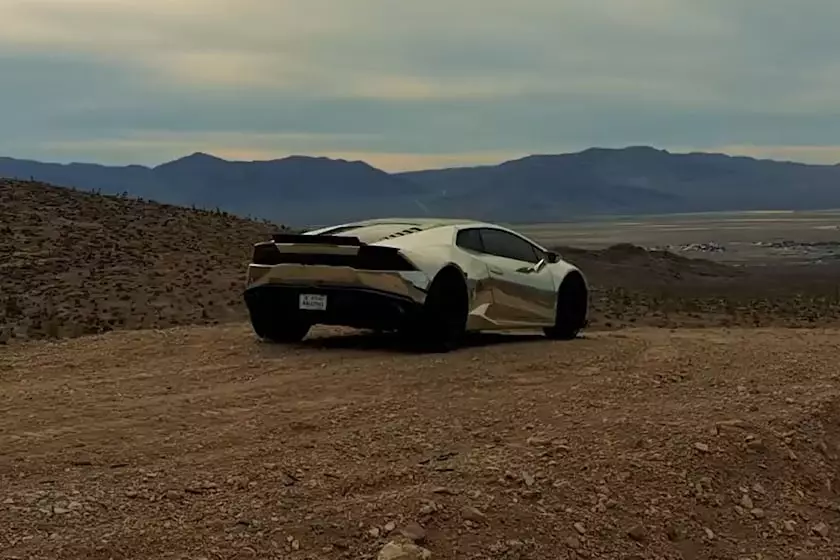 Мастак узарваў Lamborghini Huracan, каб зрабіць NFT 26741_4