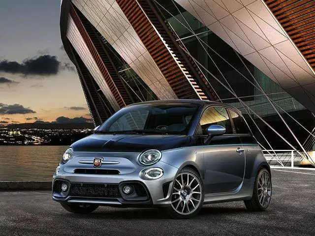 Abarth 695 Rivale သည် ဇိမ်ခံရွက်လှေဖြင့် မှုတ်သွင်းထားသည်။ 2692_2