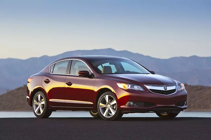 2013-2015 Acura ILX höger fram, tre fjärdedels vy