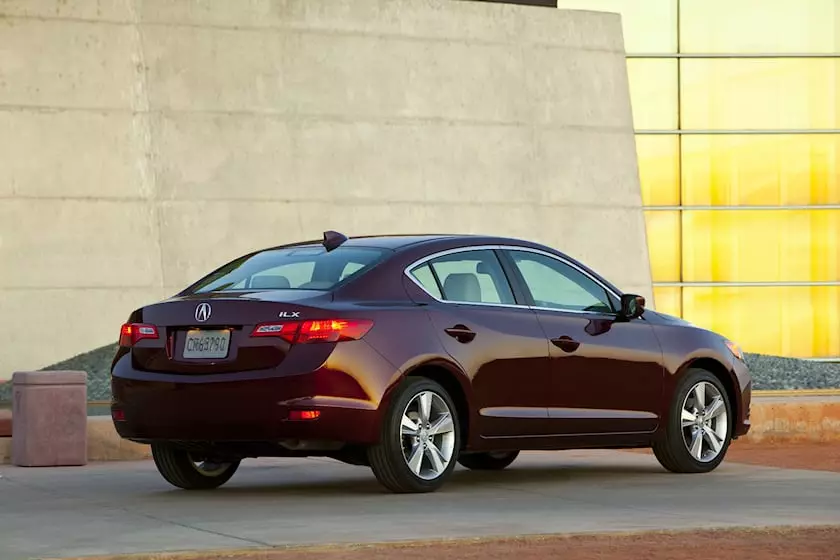 2013-2015 Acura ILX Tu ôl i'r Dde Golygfa Tri Chwarter