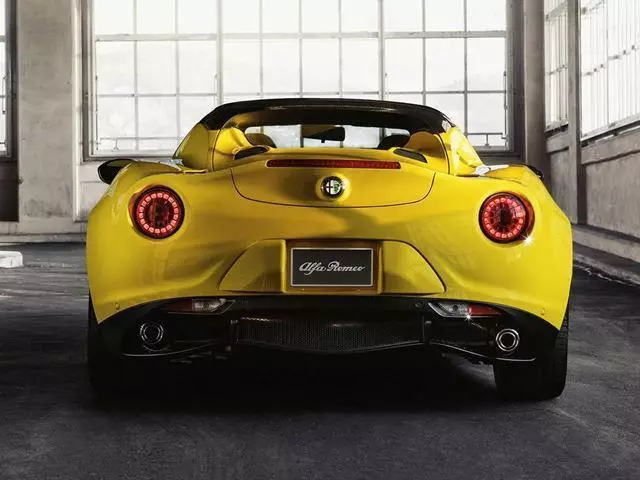 Hau da hasieratik nahi genuen Alfa Romeo 4C oldarkorra 2698_3