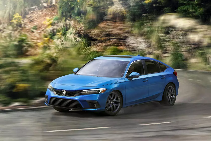 2022 թվականի Honda Civic Hatchback-ի լրտեսը նկարահանում է առջևի անկյունը վարելու համար