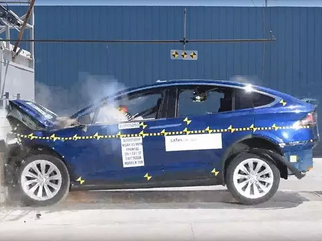 Ikusi Tesla Model X suntsitzeko proba egiten 2701_1