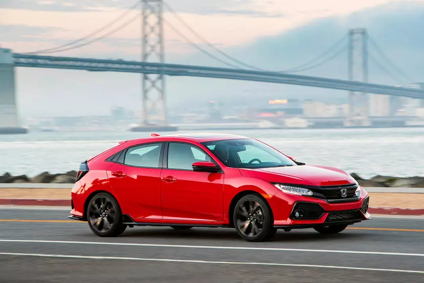 2017-2021 Honda Civic хечбек Возење со преден поглед