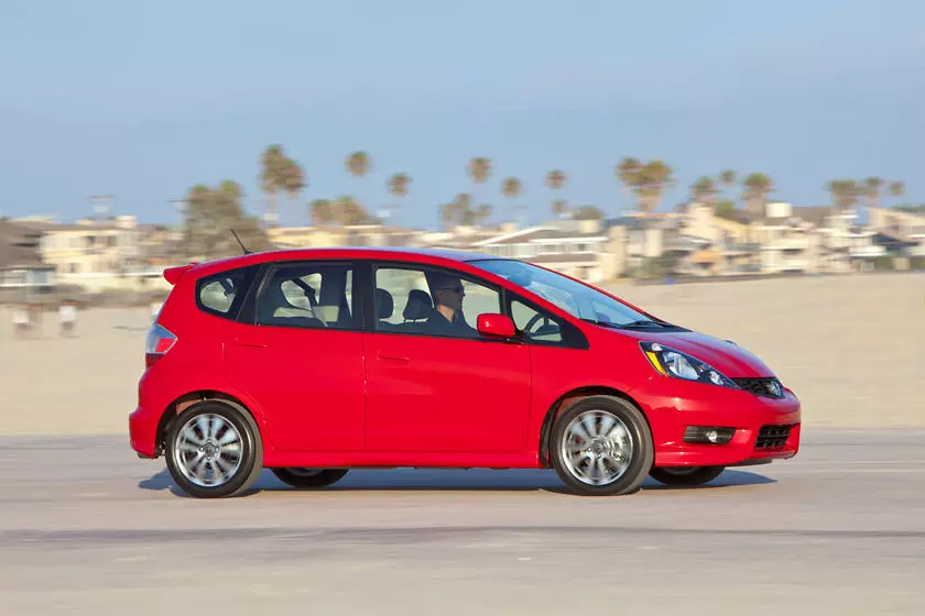 2009-2013 Honda Fit Хечбек Страничен изглед Шофиране