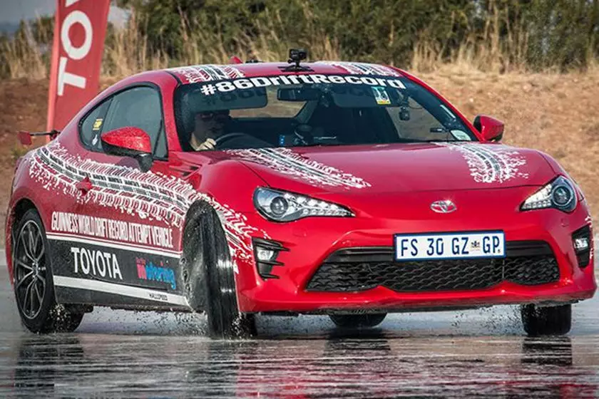 Toyota GT86 yashyizeho inyandiko hamwe na 100-Mile Drift