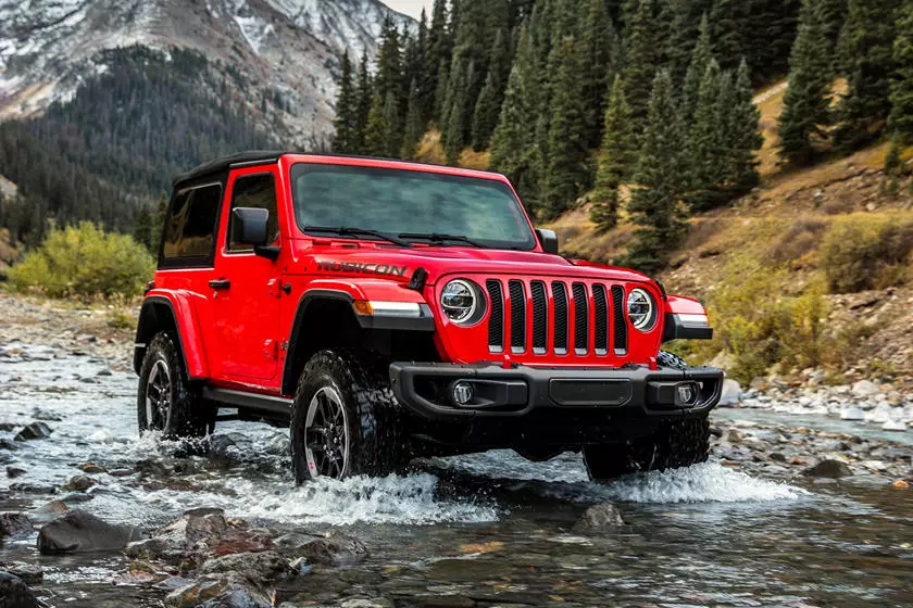 Vue d'angle avant du Jeep Wrangler 2018-2020