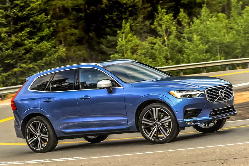 2018-2020 Volvo XC60 SUV Три четвърти преден десен динамичен