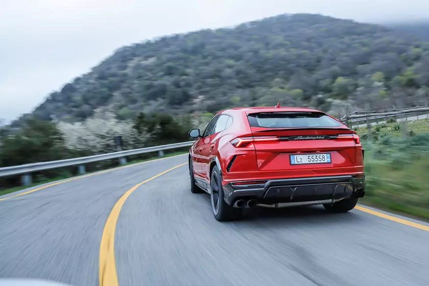 2019-2020 Lamborghini Urus pogled straga u vožnji