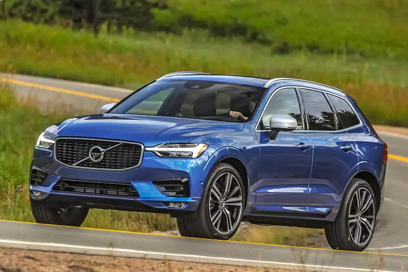 2018-2020 Volvo XC60 SUV Три четвърти преден ляв динамичен