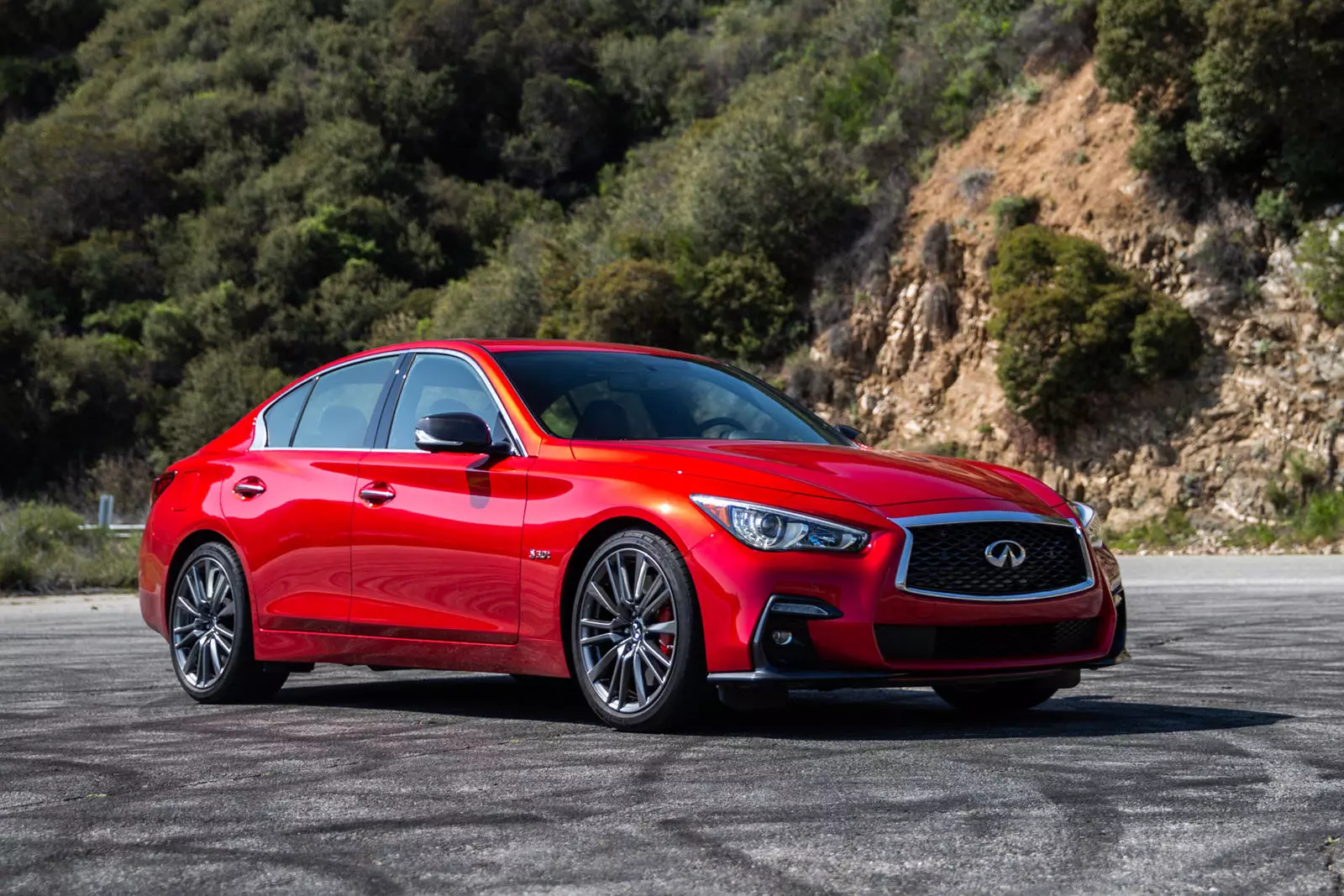 En brukt Infiniti Q50 Red Sport er et luksuskupp på 400 hestekrefter