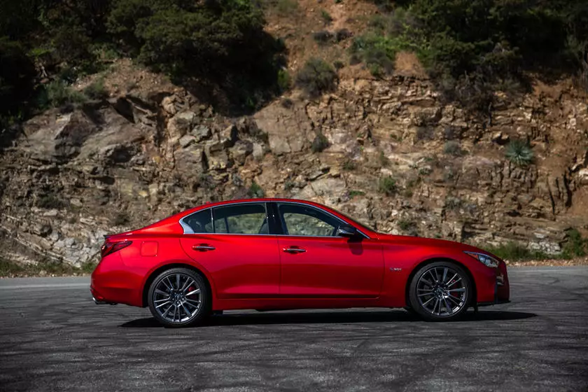 En begagnad Infiniti Q50 Red Sport är ett lyxfynd på 400 hästkrafter 2713_2