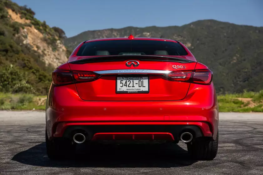 En begagnad Infiniti Q50 Red Sport är ett lyxfynd på 400 hästkrafter 2713_3