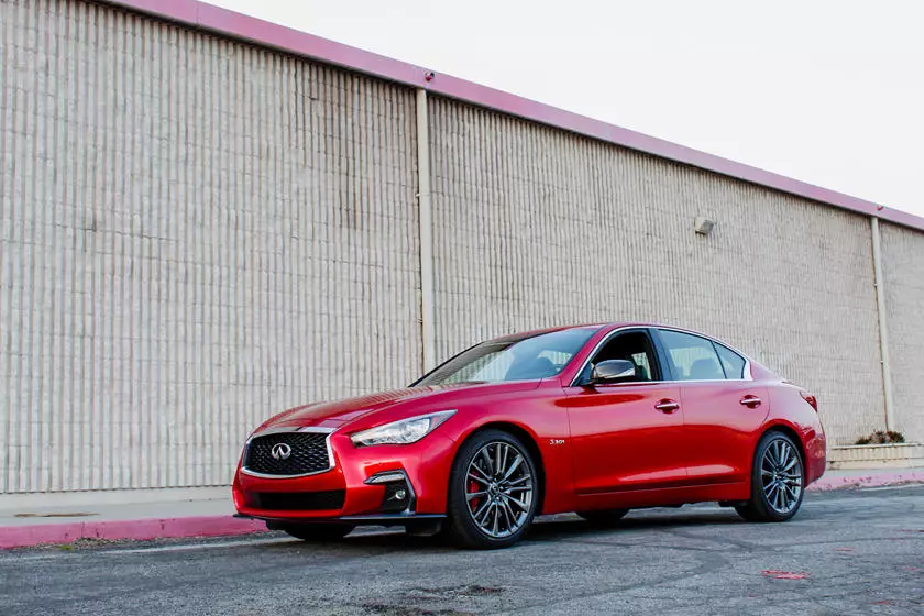 En begagnad Infiniti Q50 Red Sport är ett lyxfynd på 400 hästkrafter 2713_4