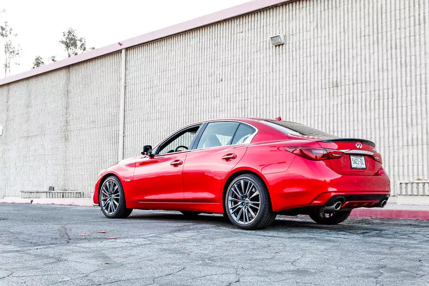 En begagnad Infiniti Q50 Red Sport är ett lyxfynd på 400 hästkrafter 2713_5