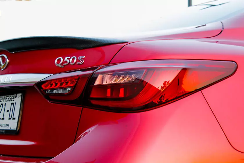 En begagnad Infiniti Q50 Red Sport är ett lyxfynd på 400 hästkrafter 2713_8