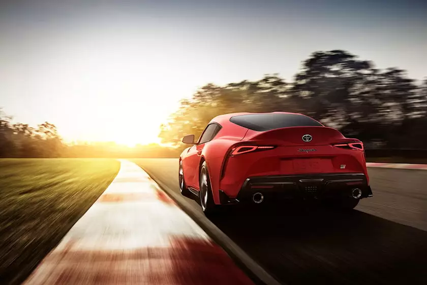 2020 Toyota GR Supra มุมมองด้านหลังแบบเคลื่อนไหว