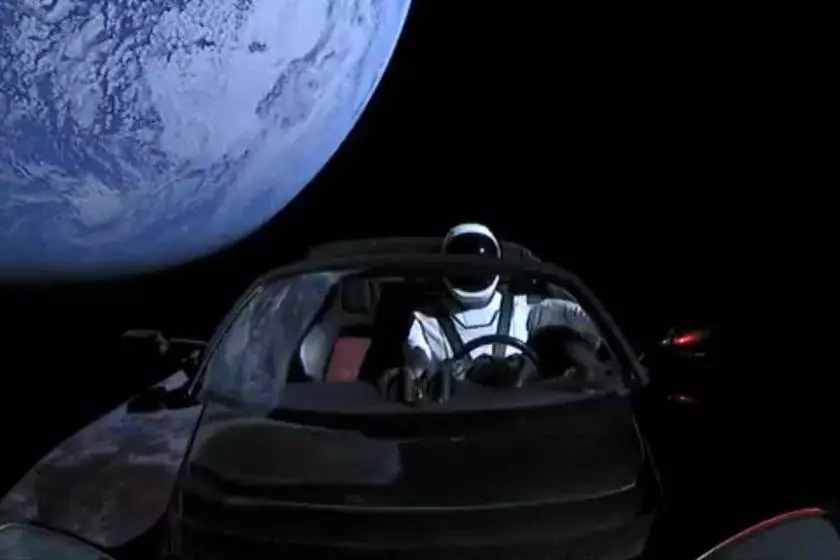 Dem Elon Musk säin Tesla Roadster ass just de Mars passéiert 27206_2