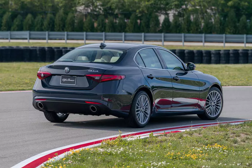 Alfa Romeo Giulia stała się już bardzo przystępna cenowo 2720_10