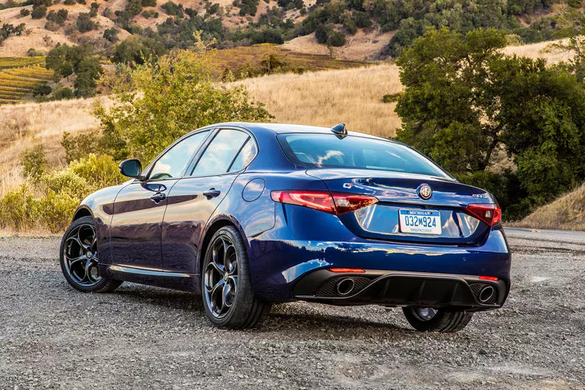 Alfa Romeo Giulia اڳ ۾ ئي تمام سستي ٿي چڪي آهي 2720_2