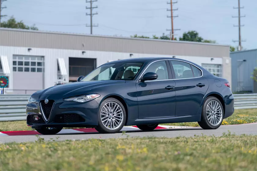 Alfa Romeo Giulia اڳ ۾ ئي تمام سستي ٿي چڪي آهي 2720_9