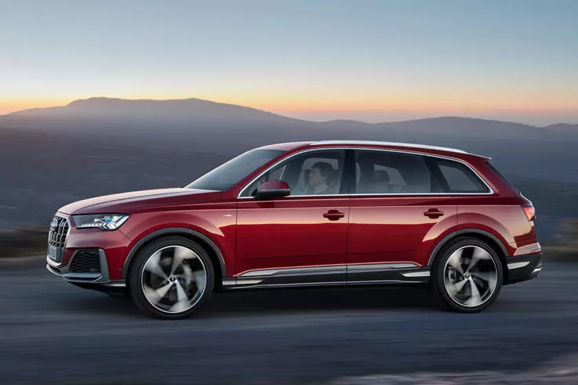 2020-2022 Audi Q7 Side View Driving