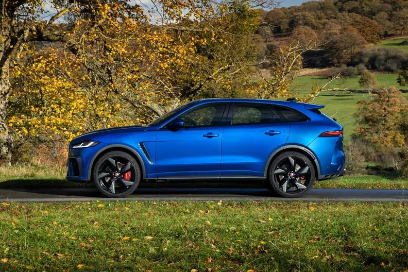 د سیکسیر سره لیدنه وکړئ، سویفټر 2021 جاګور F-Pace SVR 27240_2