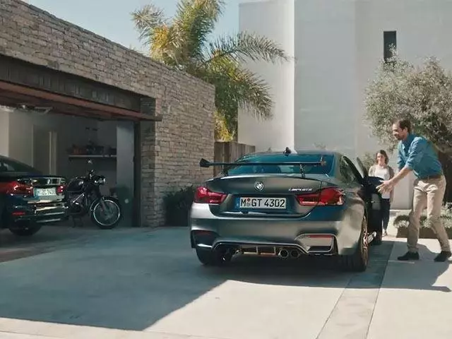 BMW makket hilaryske kommersjeel oer ûngemaklike M4 GTS 2725_1