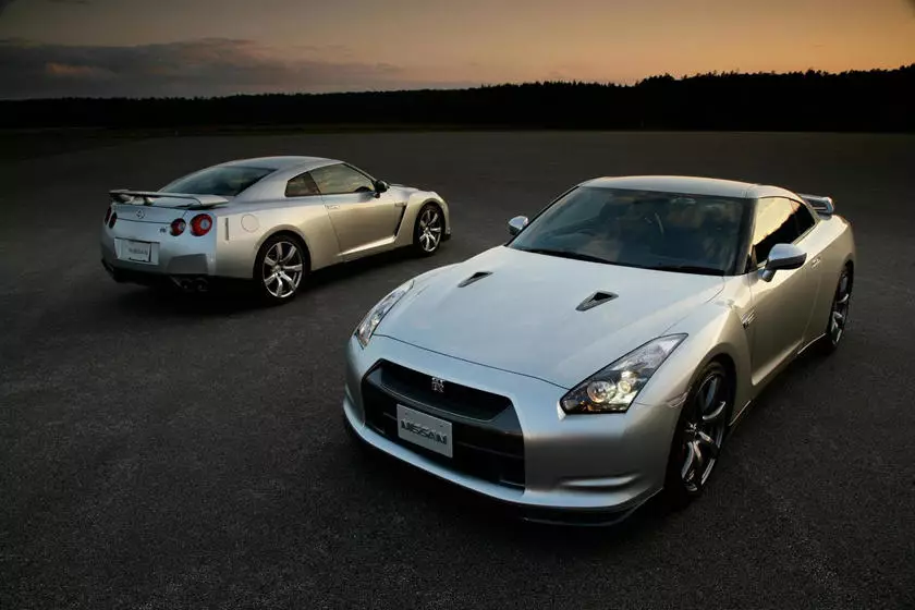 د Nissan GT-R یو خوب موټر دی چې تاسو یې اوس اخیستلی شئ 27306_1