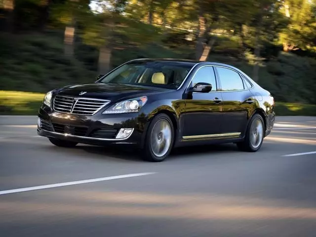 Il-Kia K900 U l-Hyundai Equus huma l-aktar karozza li tista' tikseb għal $25,000 2741_1