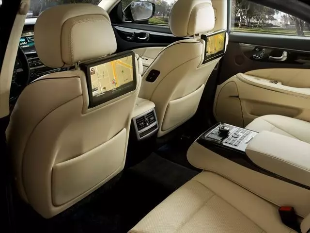 Kia K900 ແລະ Hyundai Equus ເປັນລົດຫຼາຍທີ່ສຸດທີ່ທ່ານສາມາດໄດ້ຮັບໃນລາຄາ 25,000 ໂດລາ. 2741_3