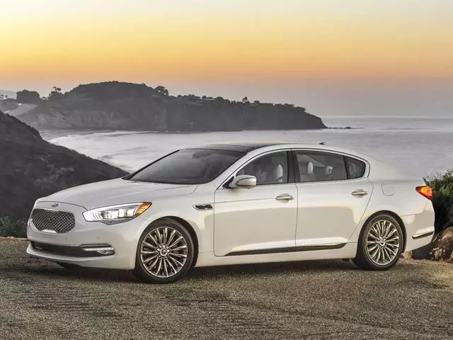 Kia K900 da Hyundai Equus sune Mota mafi kyawun da za ku iya samu akan $25,000 2741_4