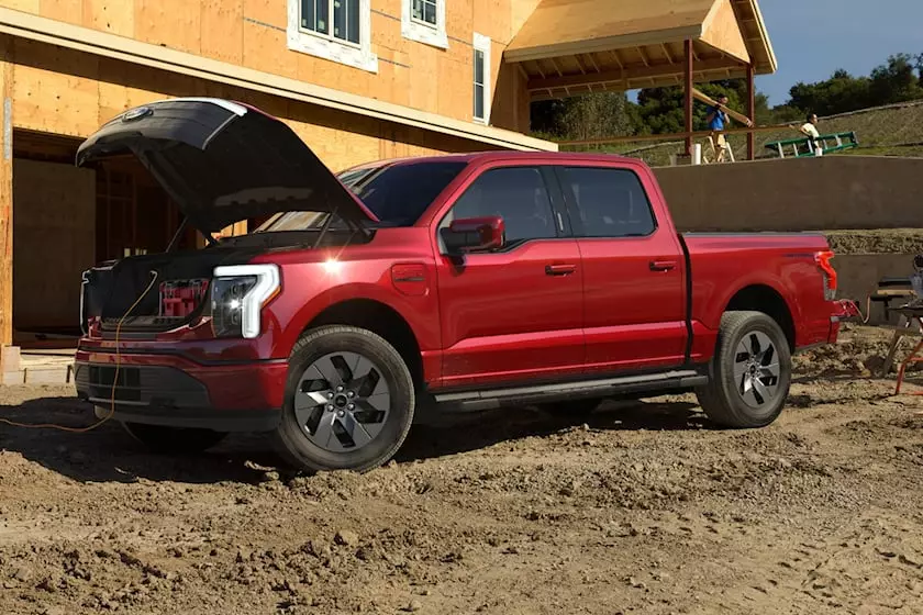 2022 Ford F-150 Lightning преден аголен поглед