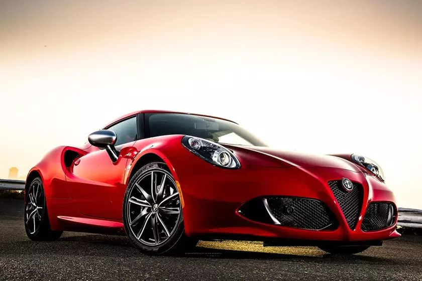 Feds yo ap fòse Alfa Romeo 4C a jwenn yon kamera sovgad? 27497_1