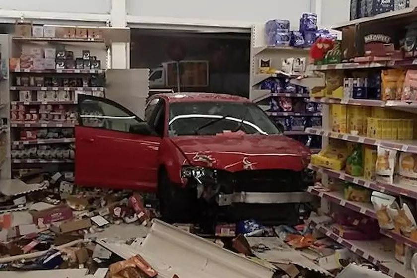 Este conductor de Audi A3 no podía esperar a que abriera la tienda 27515_1