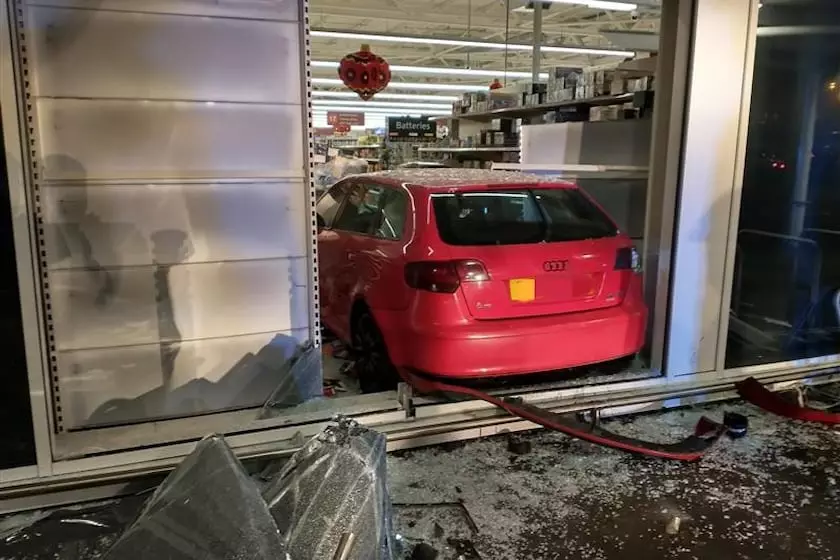 Este conductor de Audi A3 no podía esperar a que abriera la tienda 27515_2