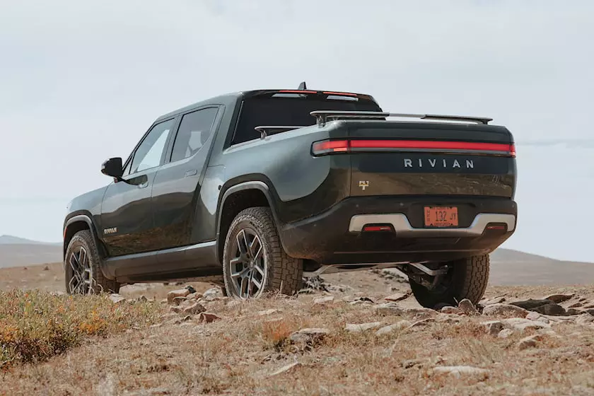 2022 Rivian R1T Kamyon Rear Angle View