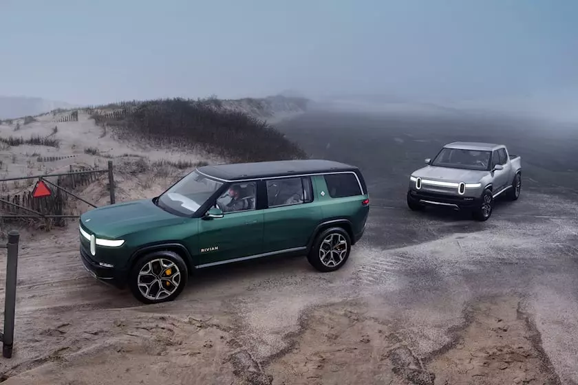 Pohľad spredu SUV Rivian R1S z roku 2022