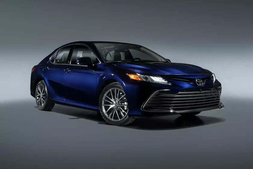 2021 Toyota Camry אַנוויילד מיט פריש סטילינג און סמאַרטער זיכערקייַט טעק 27614_1